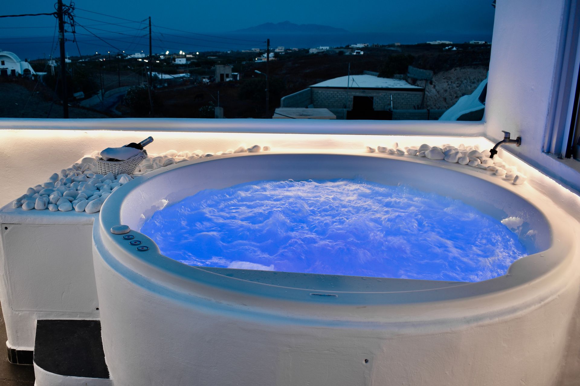 Apollo Honeymoon Suite Outdoor Jetted Tub - Ariana Eco Suites Adults ...