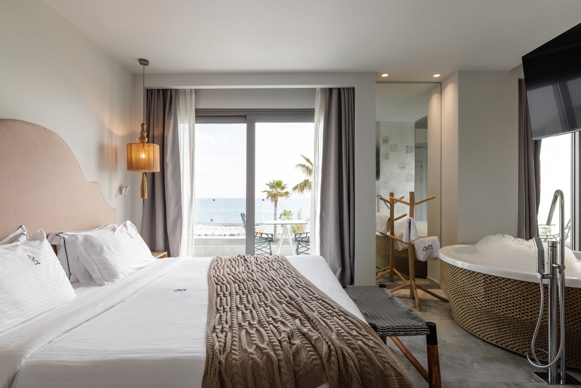 Deluxe Suite Sea View | Indoor Jacuzzi - Blue Carpet Luxury Suites ...