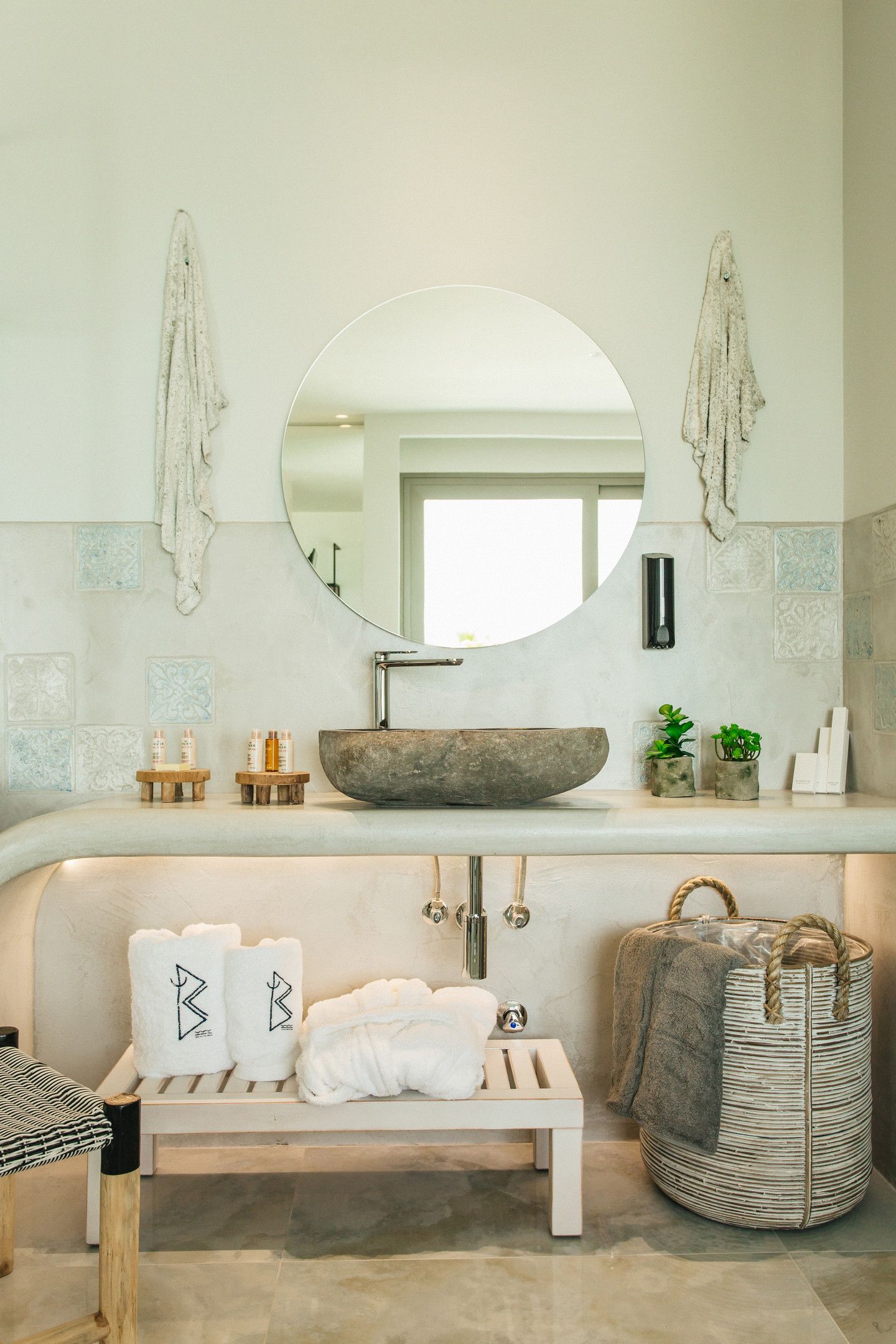 Deluxe Suite Sea View | Indoor Jacuzzi - Blue Carpet Luxury Suites ...