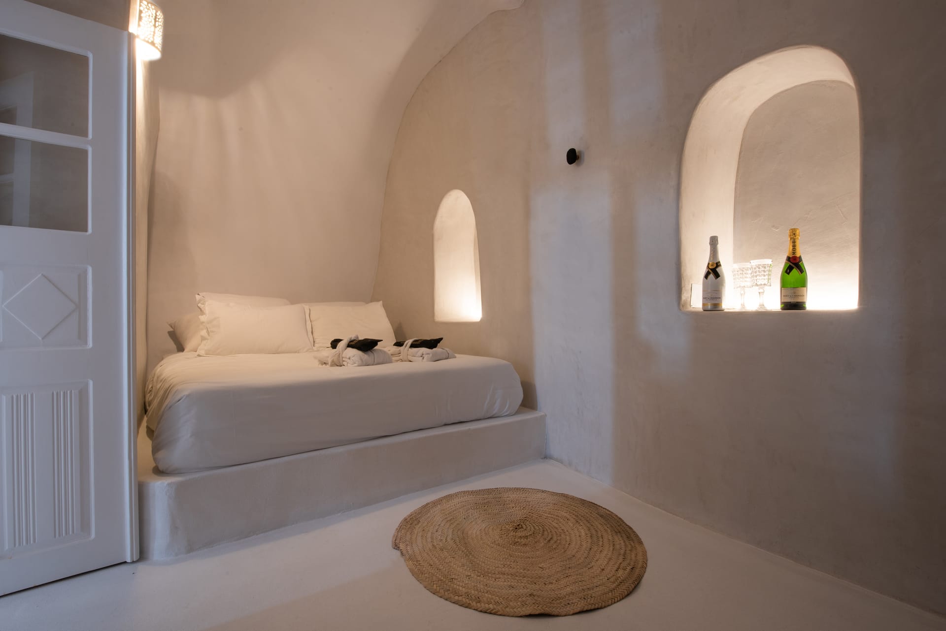 Honeymoon Suite with Hot Tub and Caldera View - Ducato di Oia Santorini ...