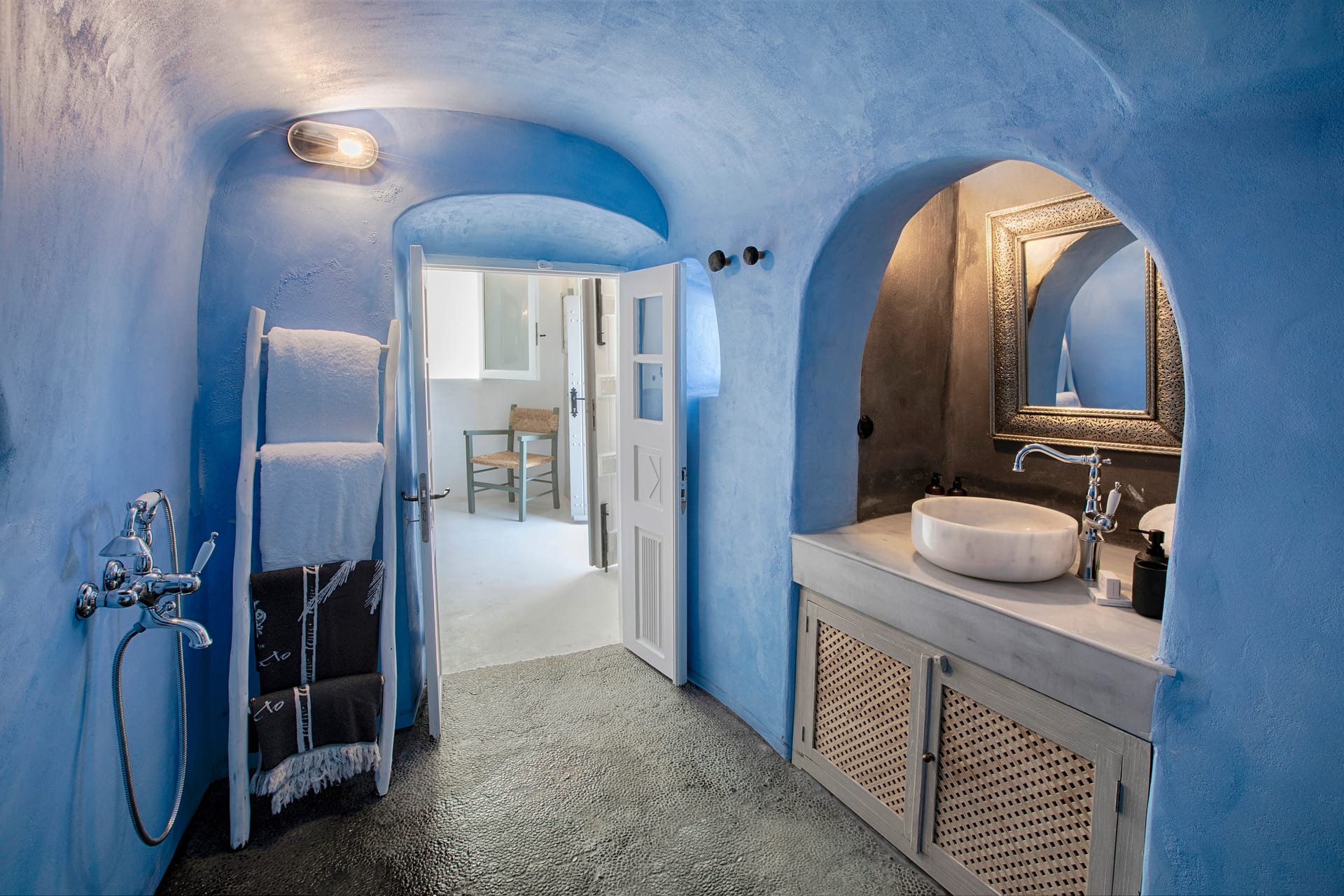 Honeymoon Suite with Hot Tub and Caldera View - Ducato di Oia Santorini ...
