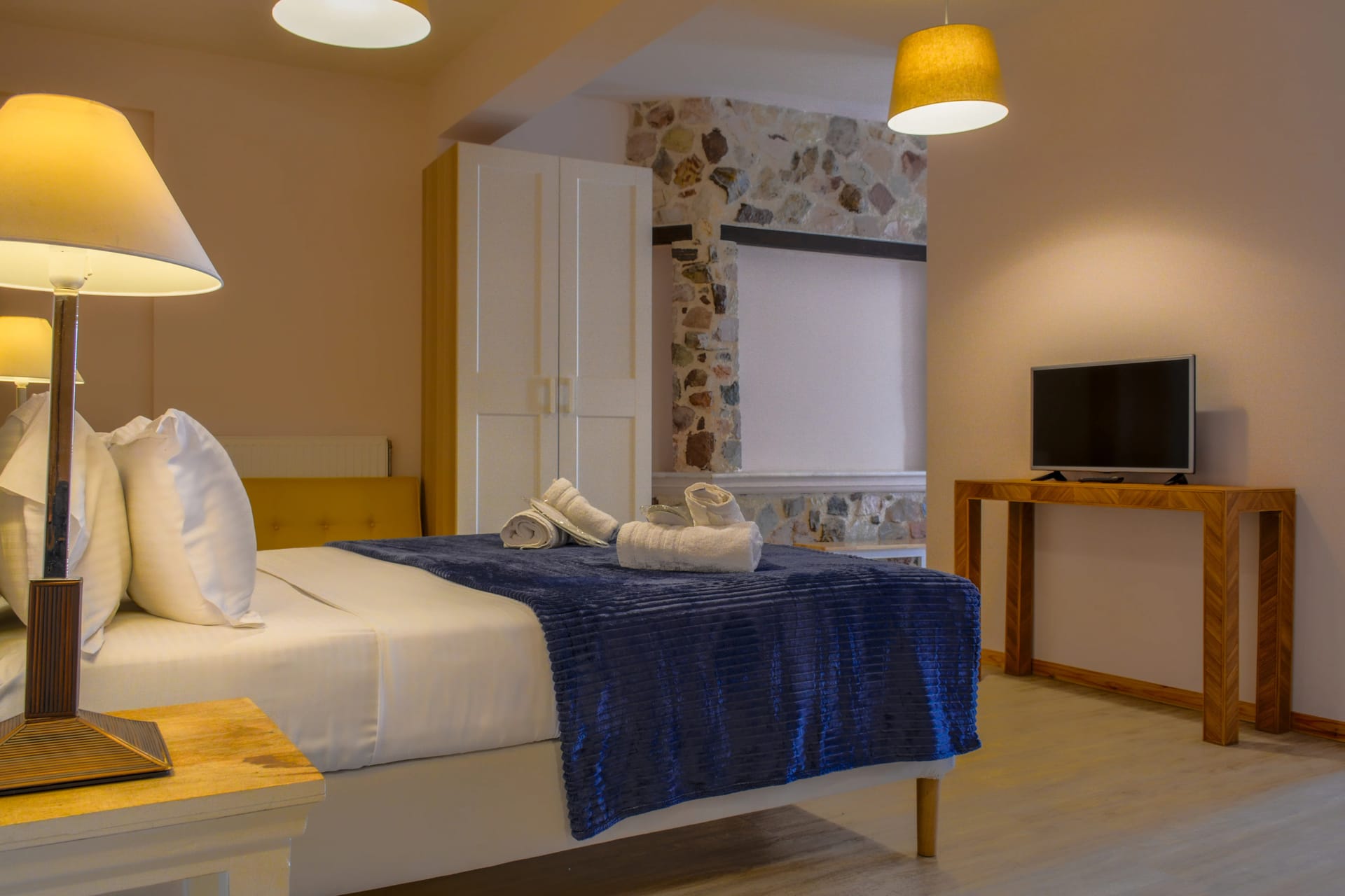 Deluxe Family Suite Street View - Monastiri Guesthouse Meteora, Greece ...