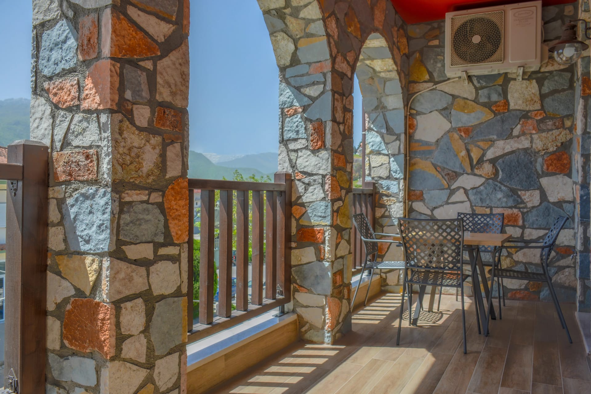 Deluxe Family Suite Street View - Monastiri Guesthouse Meteora, Greece ...