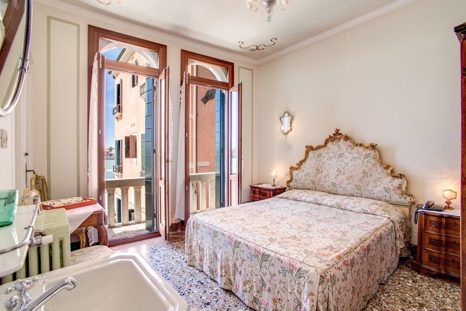 Canal View Double Room / Twin Room with Shared Bathroom - Pensione ...